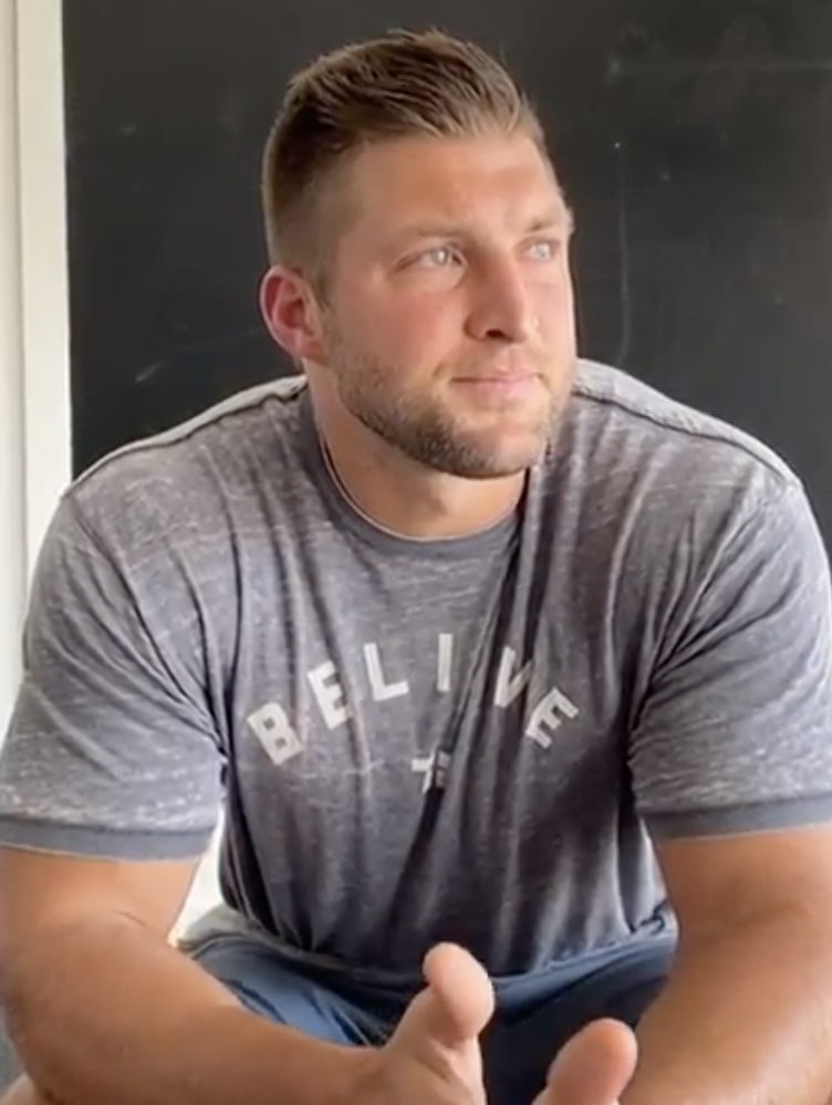 Tim Tebow holds back tears in paying tribute to his 'hero of the faith ...