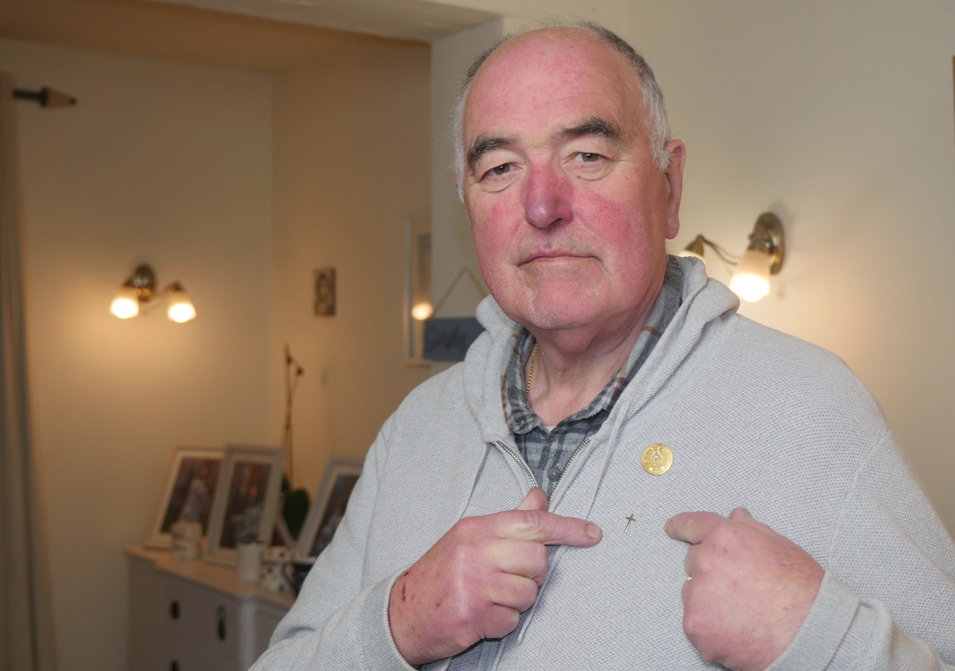 Charity apologizes to chaplain rebuked for wearing cross | World