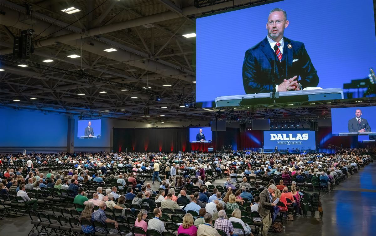 Al Mohler offers prayer for Jennifer Lyell at SBC Annual Meeting ...